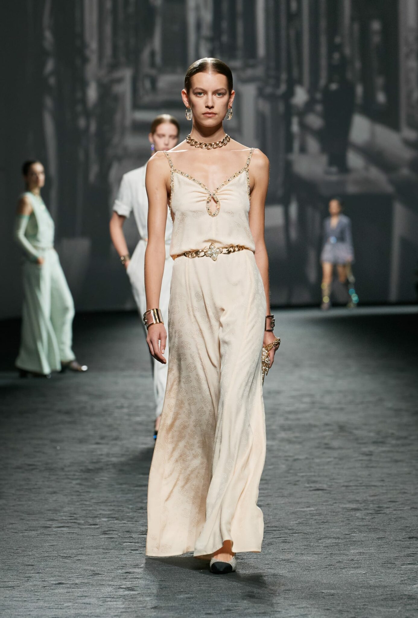 Défilé Chanel, collection prêt-à-porter printemps-été 2023 - VieDeLuxe.fr Défilé Chanel, collection prêt-à-porter printemps-été 2023 - VieDeLuxe.fr