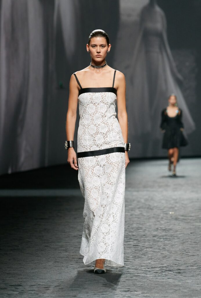 Défilé Chanel, collection prêt-à-porter printemps-été 2023 - VieDeLuxe.fr Défilé Chanel, collection prêt-à-porter printemps-été 2023 - VieDeLuxe.fr