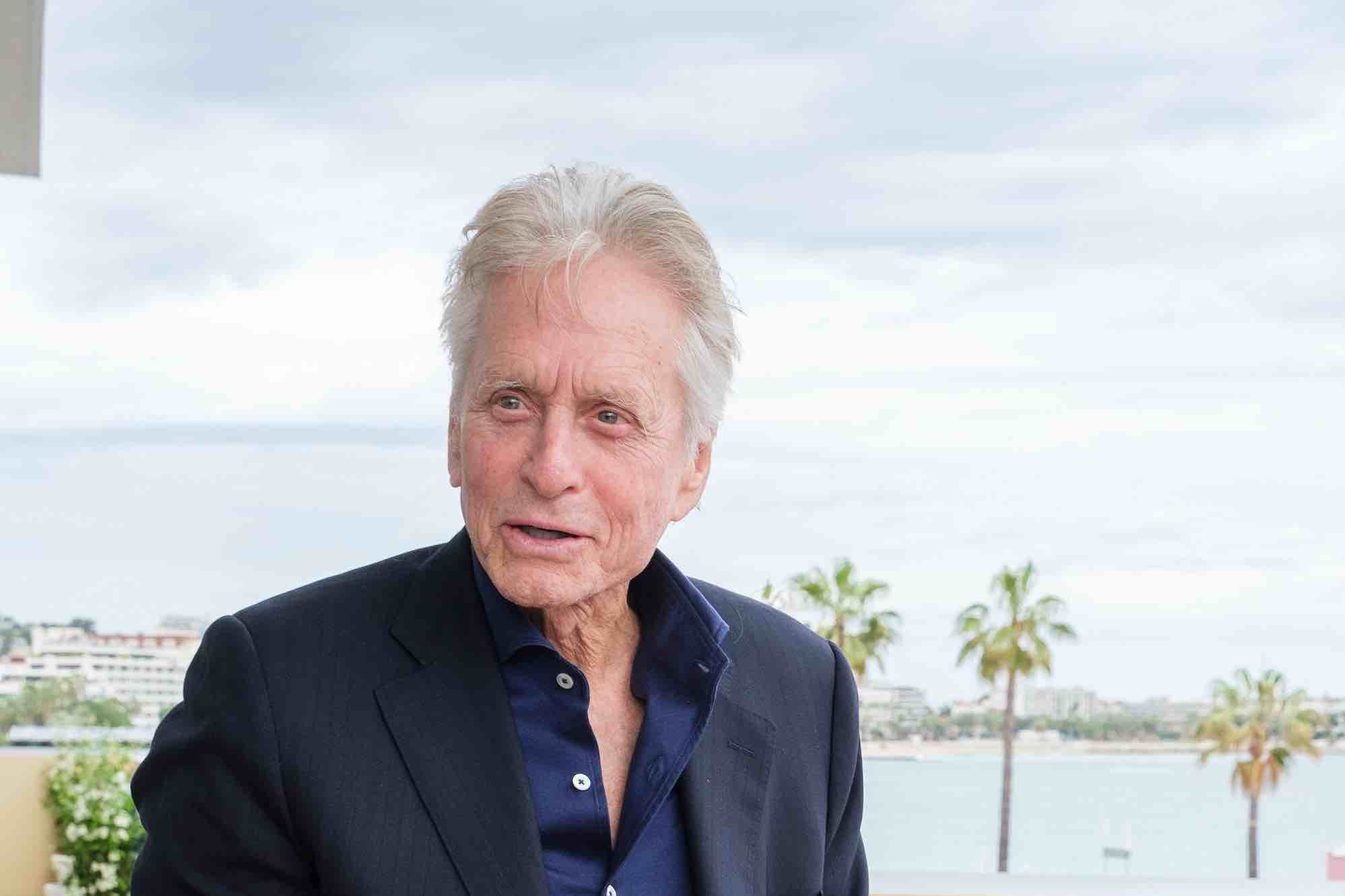 Michael Douglas grave son empreinte légendaire à Cannes - VieDeLuxe.fr