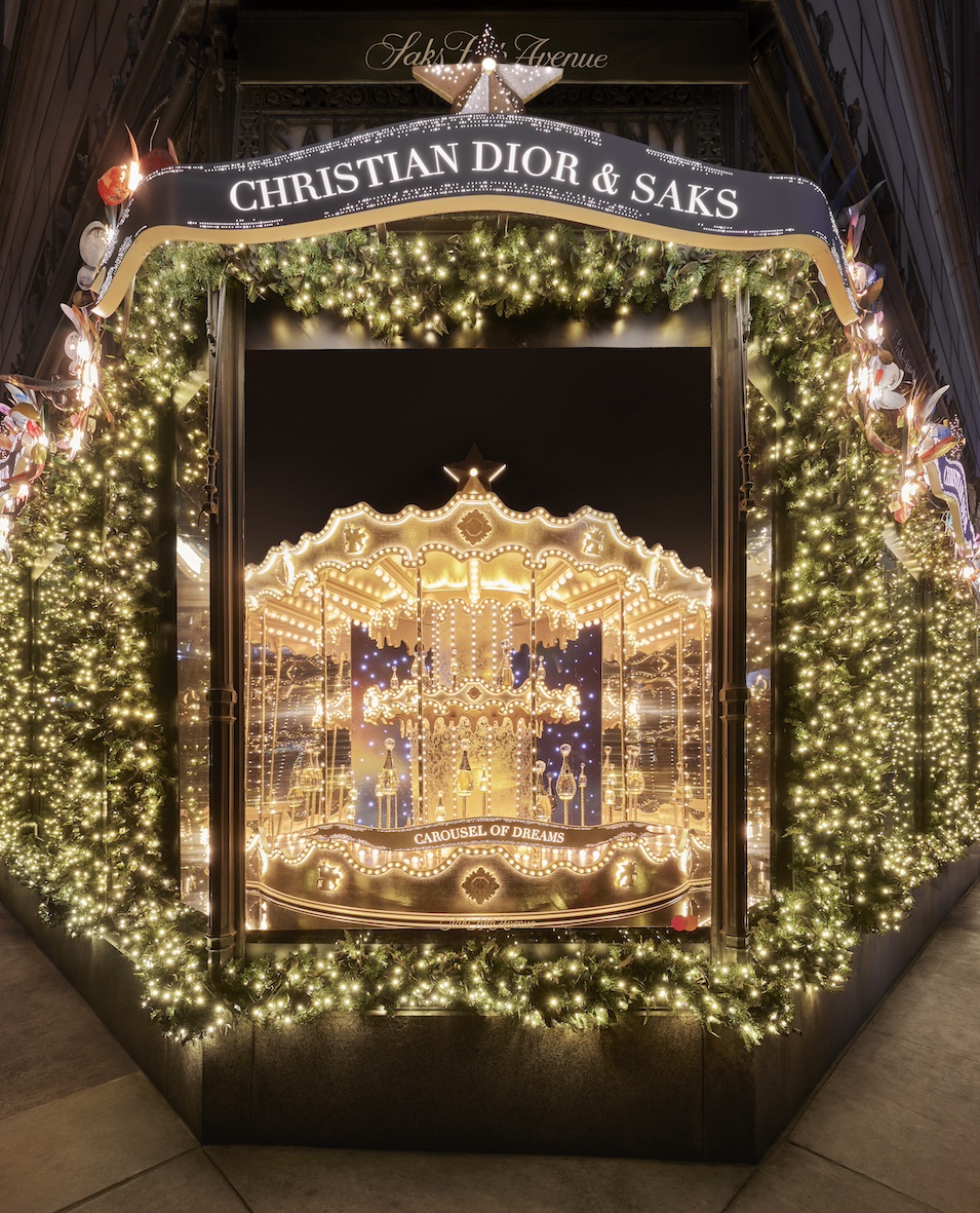 A New York, Dior installe son «Carousel des Rêves» chez Saks Fifth ...