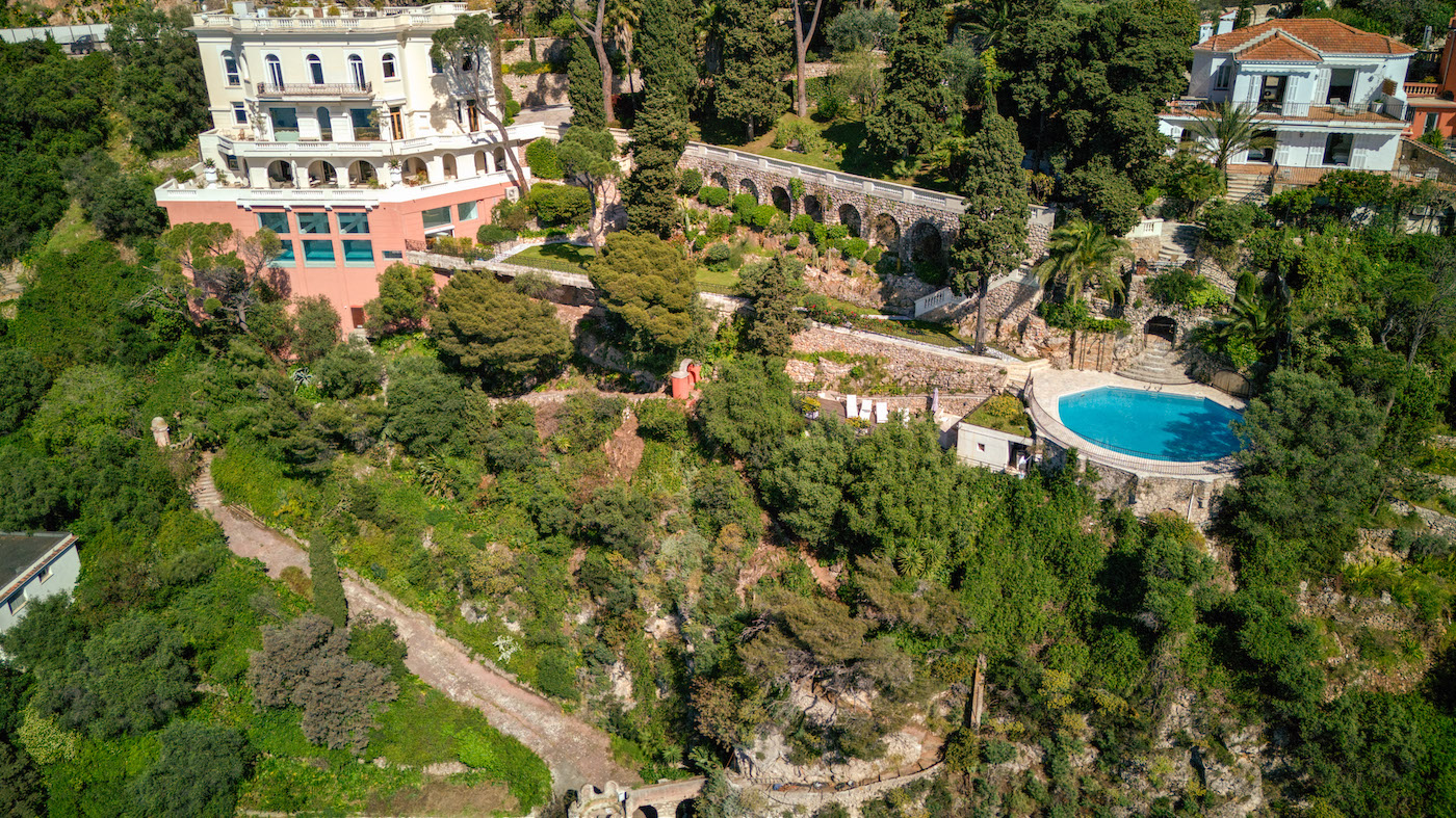 Nice : Le Roc Fleuri, la villa de Sean Connery, alias 007, est à vendre ...